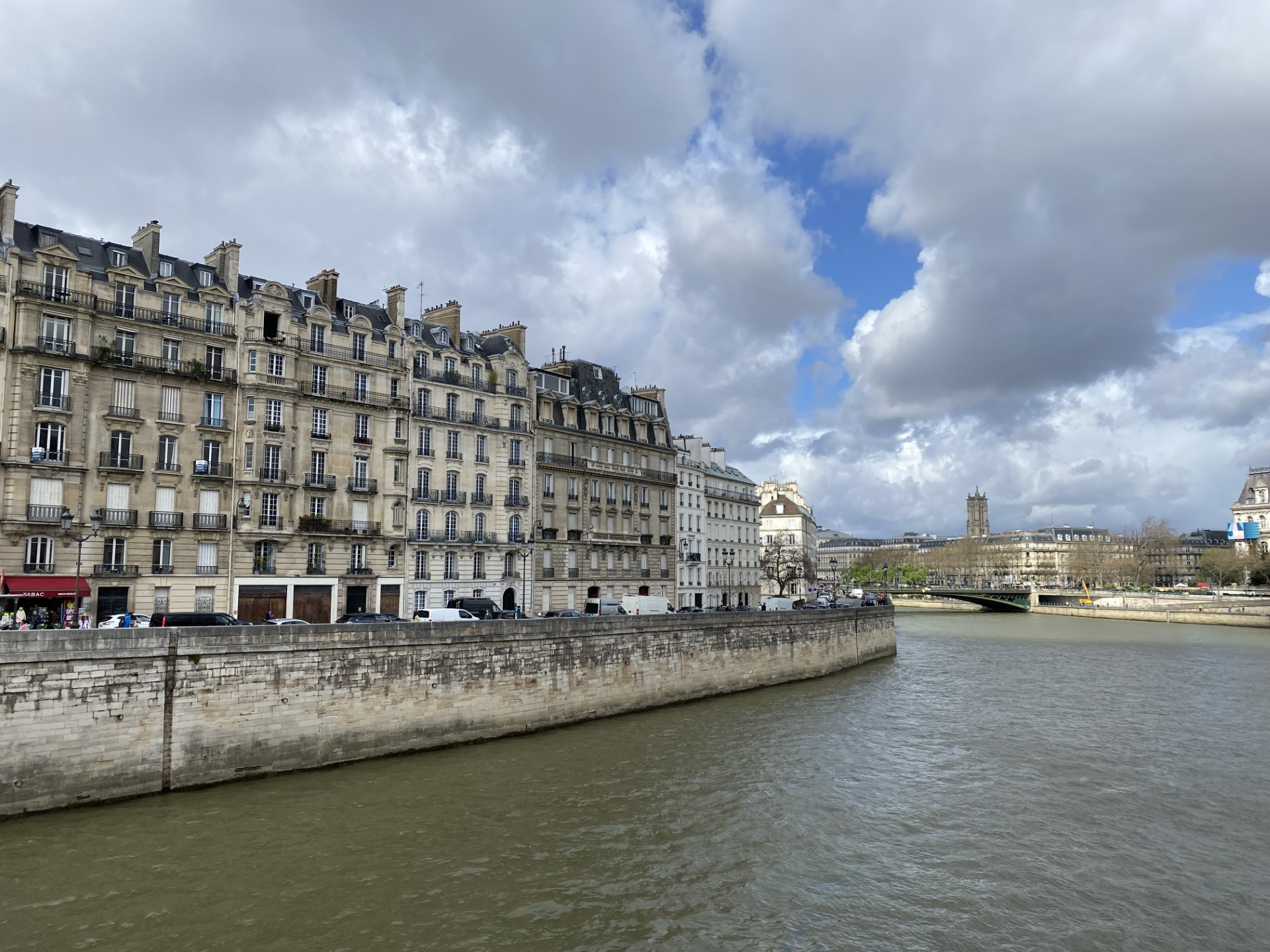 Birthplace of Paris: Isle de La Cite - PILOT GUIDES